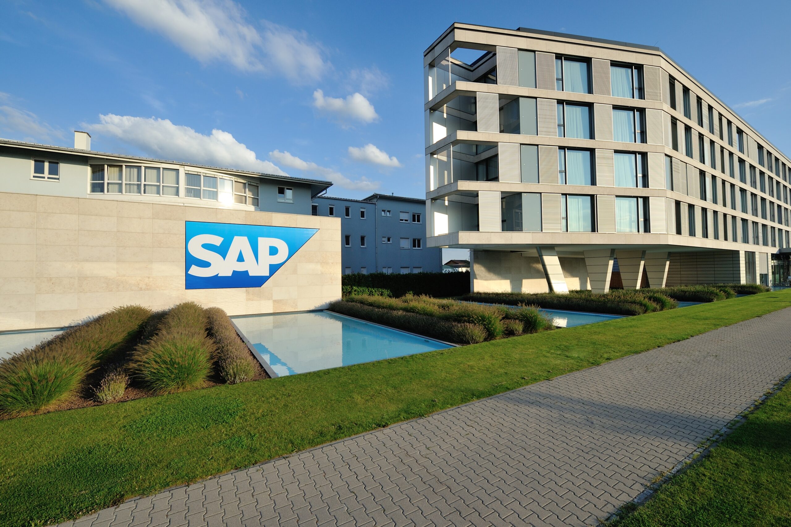 SAP: Mastering Supply Chain Challenges Through Complex Scenario Planning - Gurobi Optimization